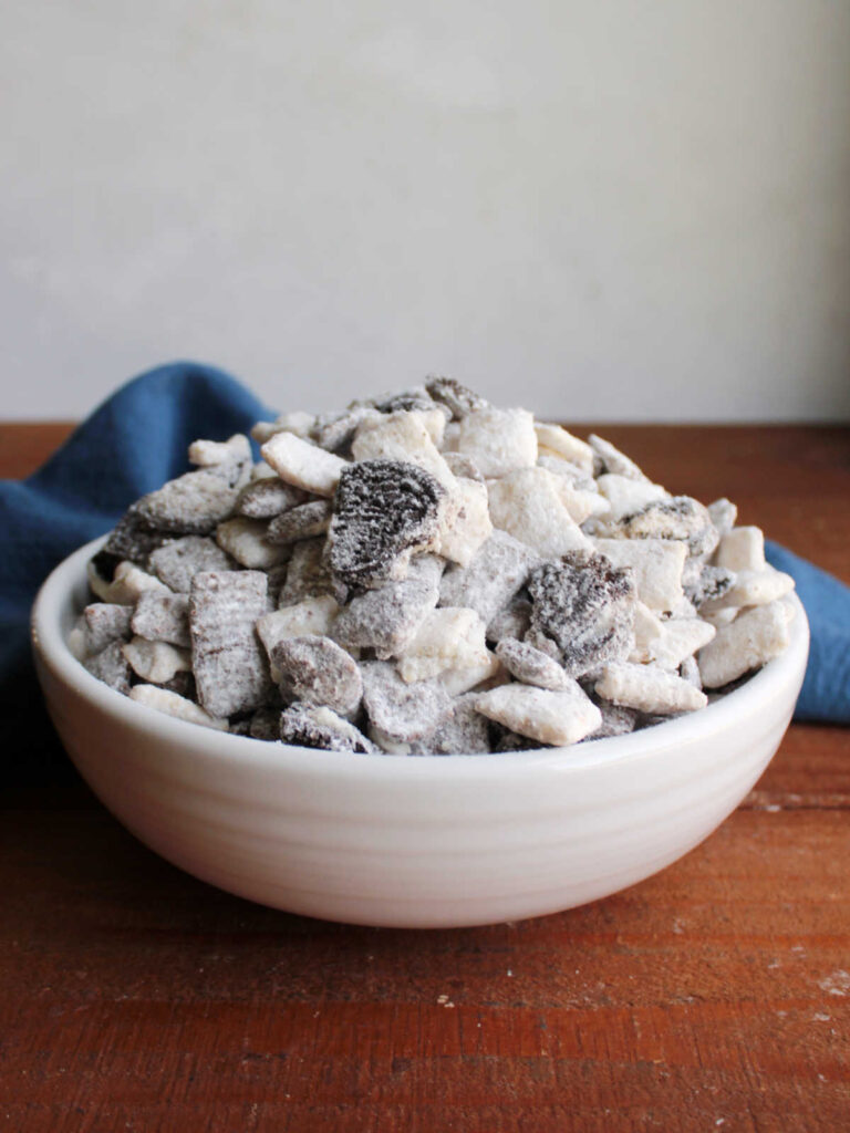 Cookies and Cream Puppy Chow - Cooking With Carlee